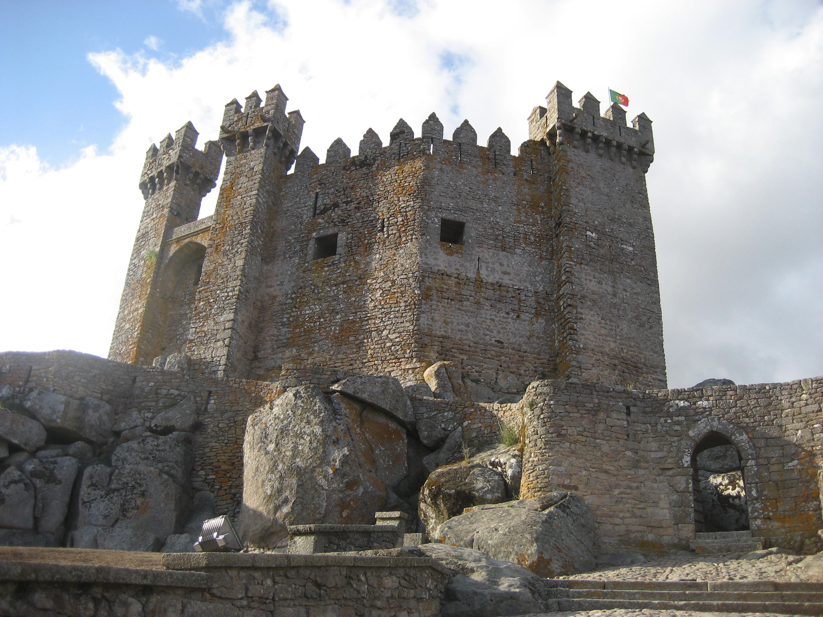 Fachada principal de castelo com degradação do maciço de fundação - ICS ...