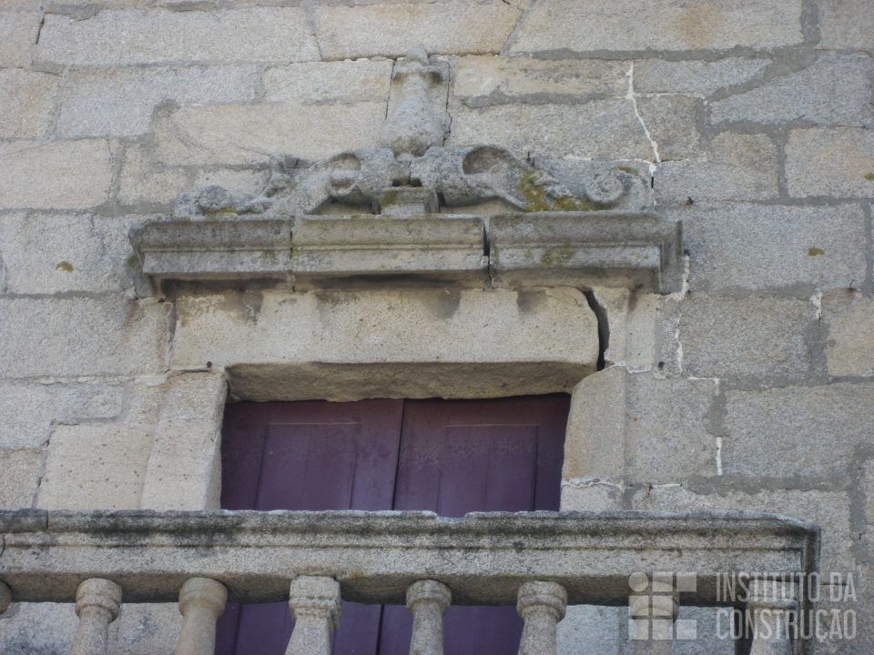 Rotura da pedra de padieira de porta em torre sineira - ICS — Instituto ...