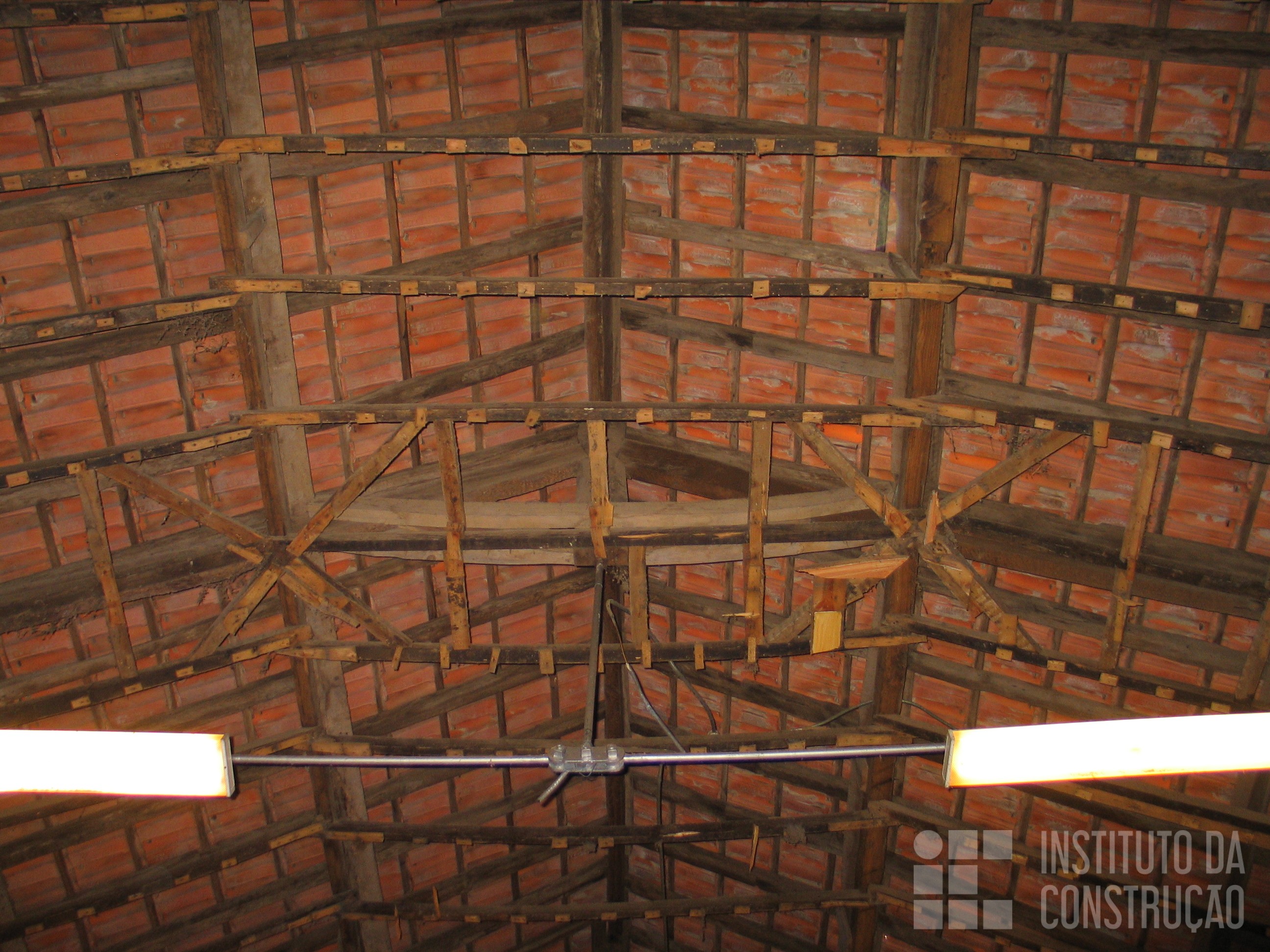 Asna mista com pendural e linha em elementos metálicos - ICS ...